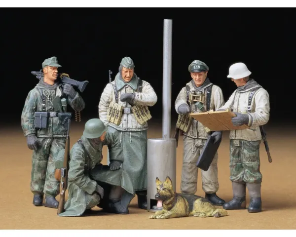 Tamiya 35212 - GERMAN SOLDIERS AT FIELD BRIEFING